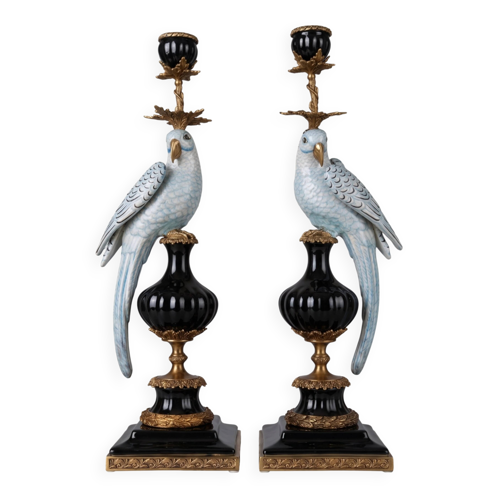Paire de grands bougeoirs aux perroquets en porcelaine craquelée bleu ...