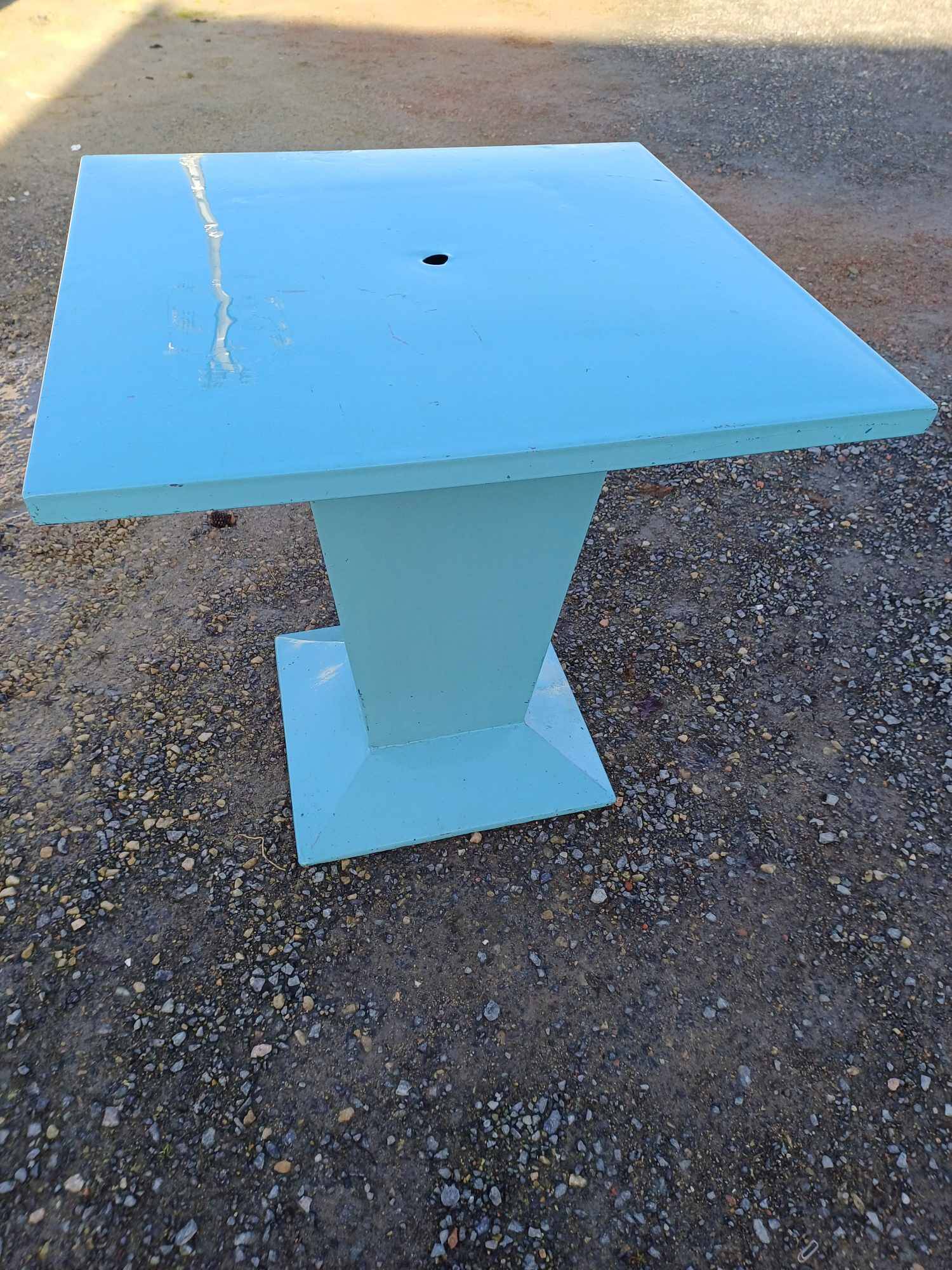 Table tolix modèle kub: 79 par 79 79 haut. 495 euros pièce, 2 pièces ...