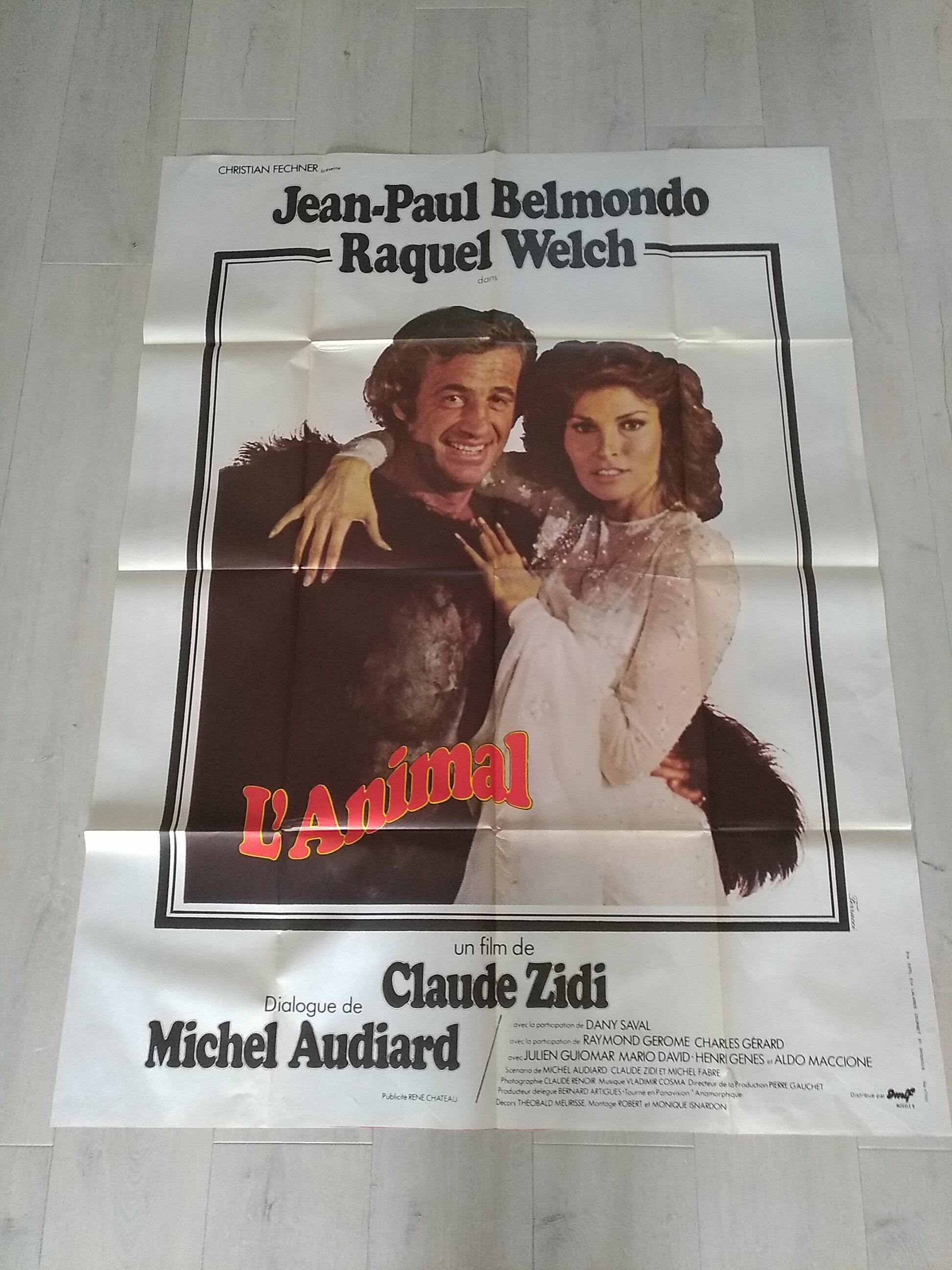 An original folded poster L'animal Belmondo Raquel Welch 1977 | Selency