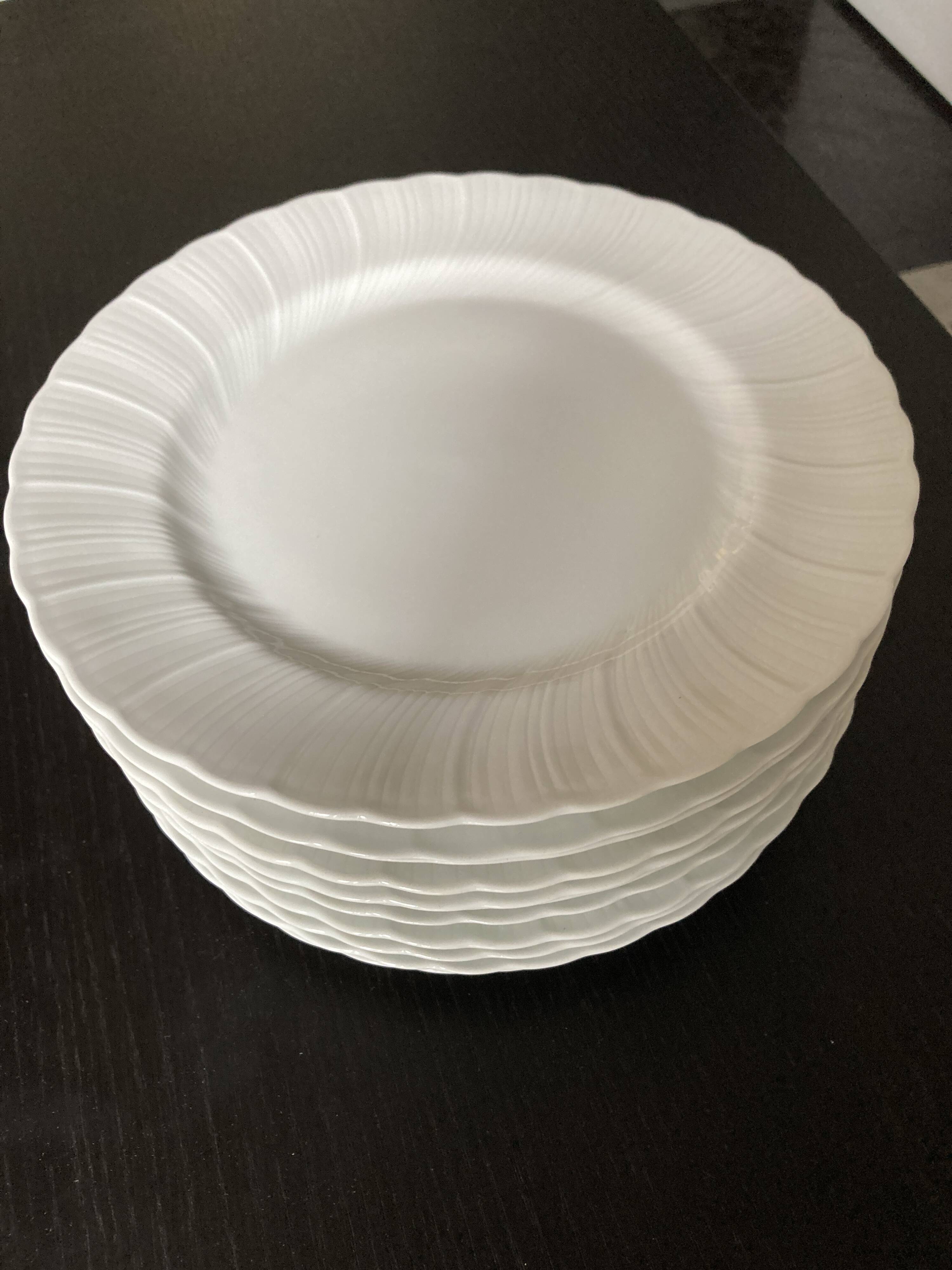 Ensemble de 11 assiettes plates, en porcelaine blanche et bords côtelés ...