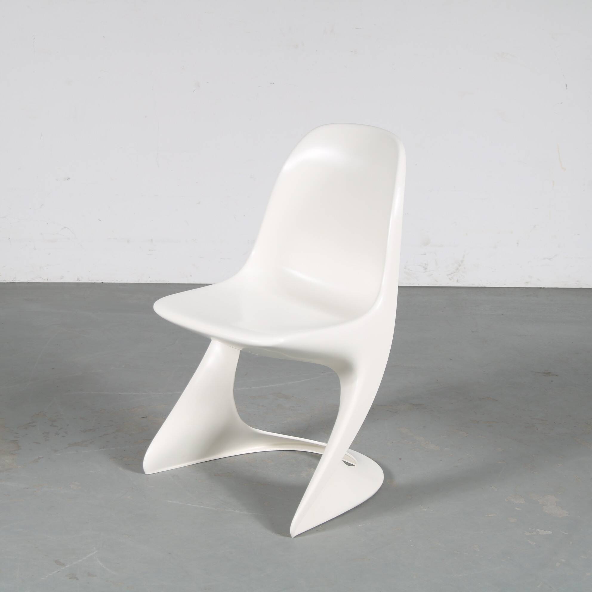Chaise blanche « Casalino » des années 2000 par Alexander Begge pour ...